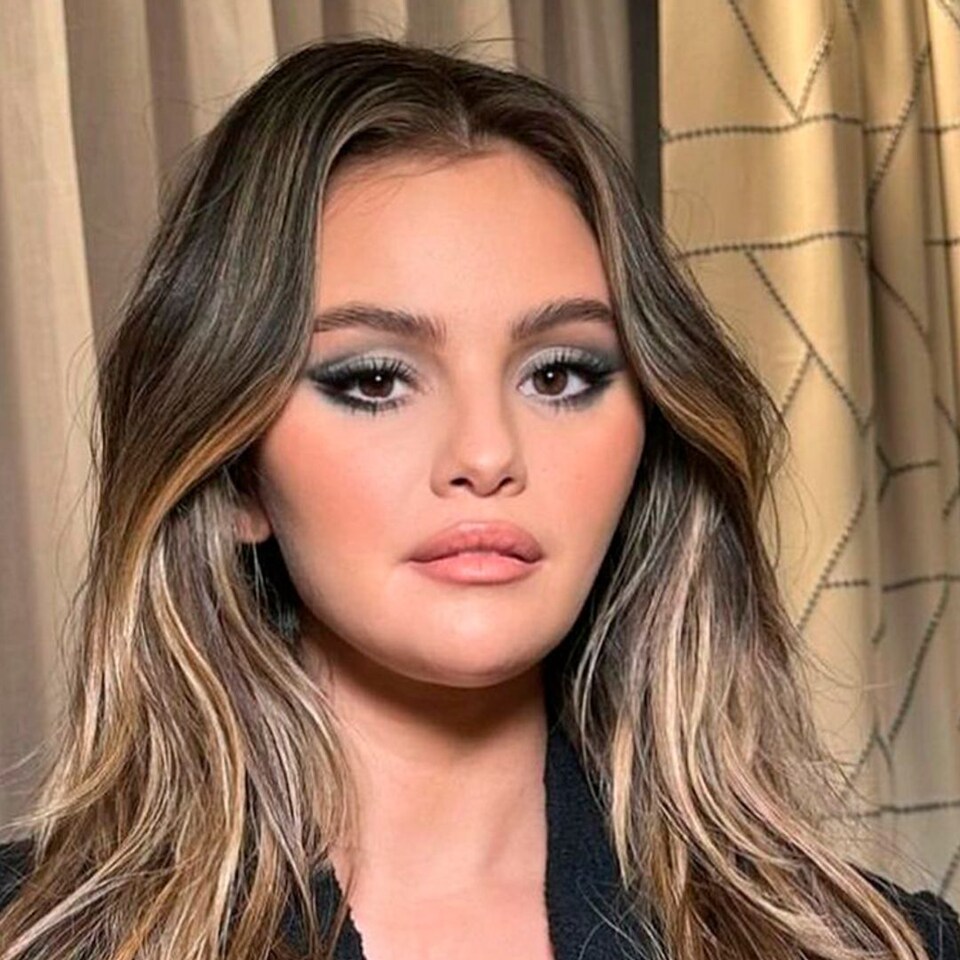 Selena Gomez sorprende con las mechas cálidas que triunfarán en invierno