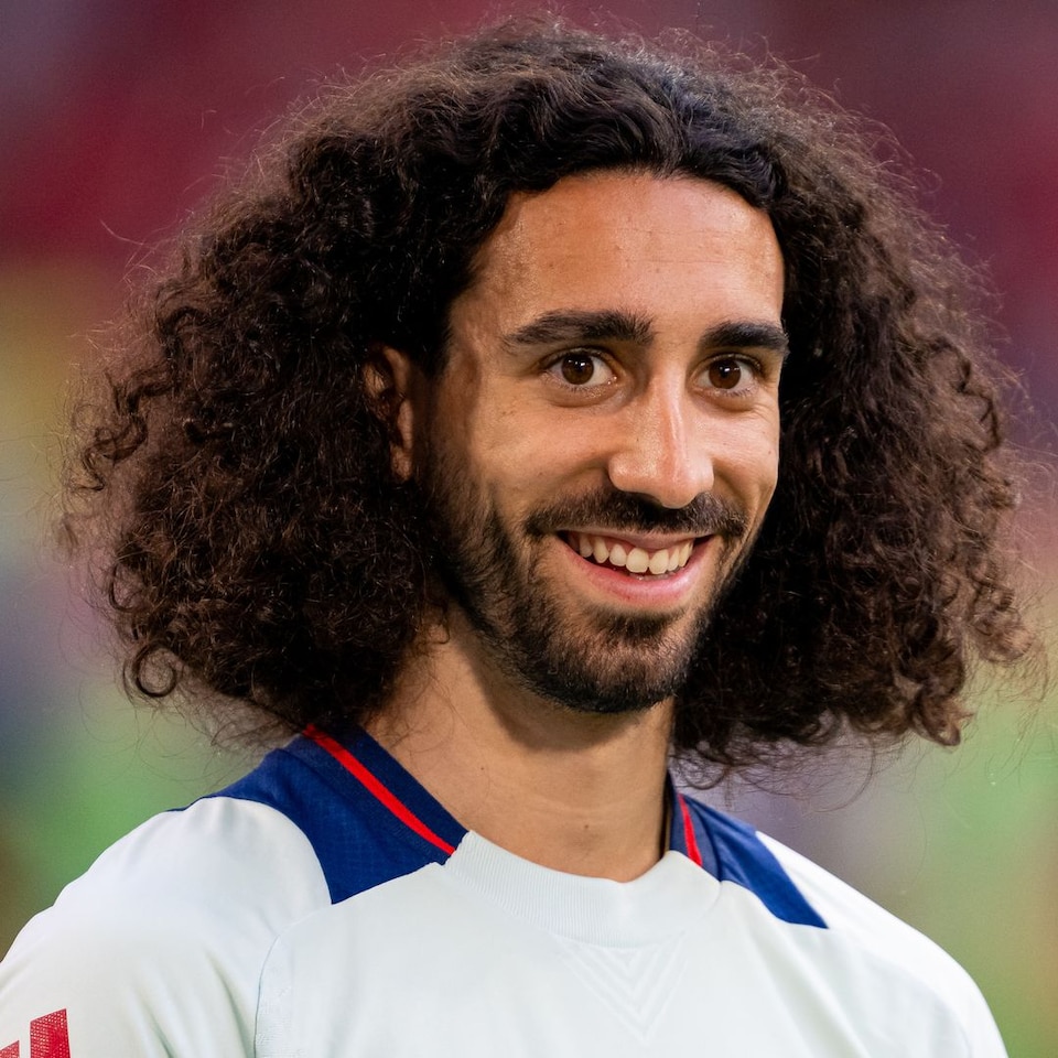 ¡Ahora sí! Cucurella cumple su promesa y se tiñe el pelo de rojo