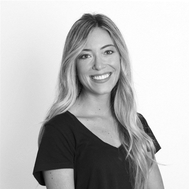 El truco de Hiba Abouk con el que todos los moños y coletas de efecto 'lifting' favorecen más