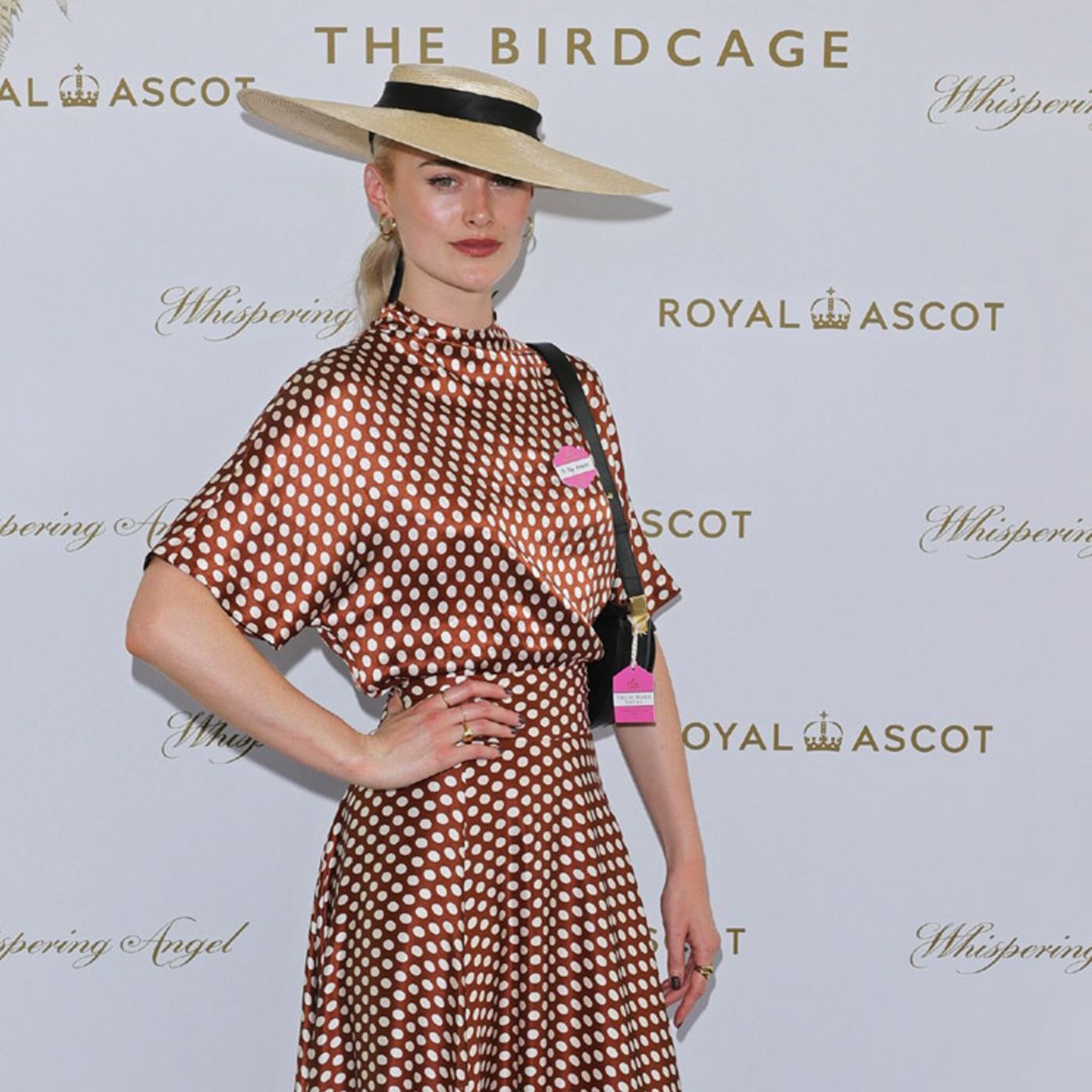 Issy Knowles, la modelo que ha versionado el mítico look de Julia ...