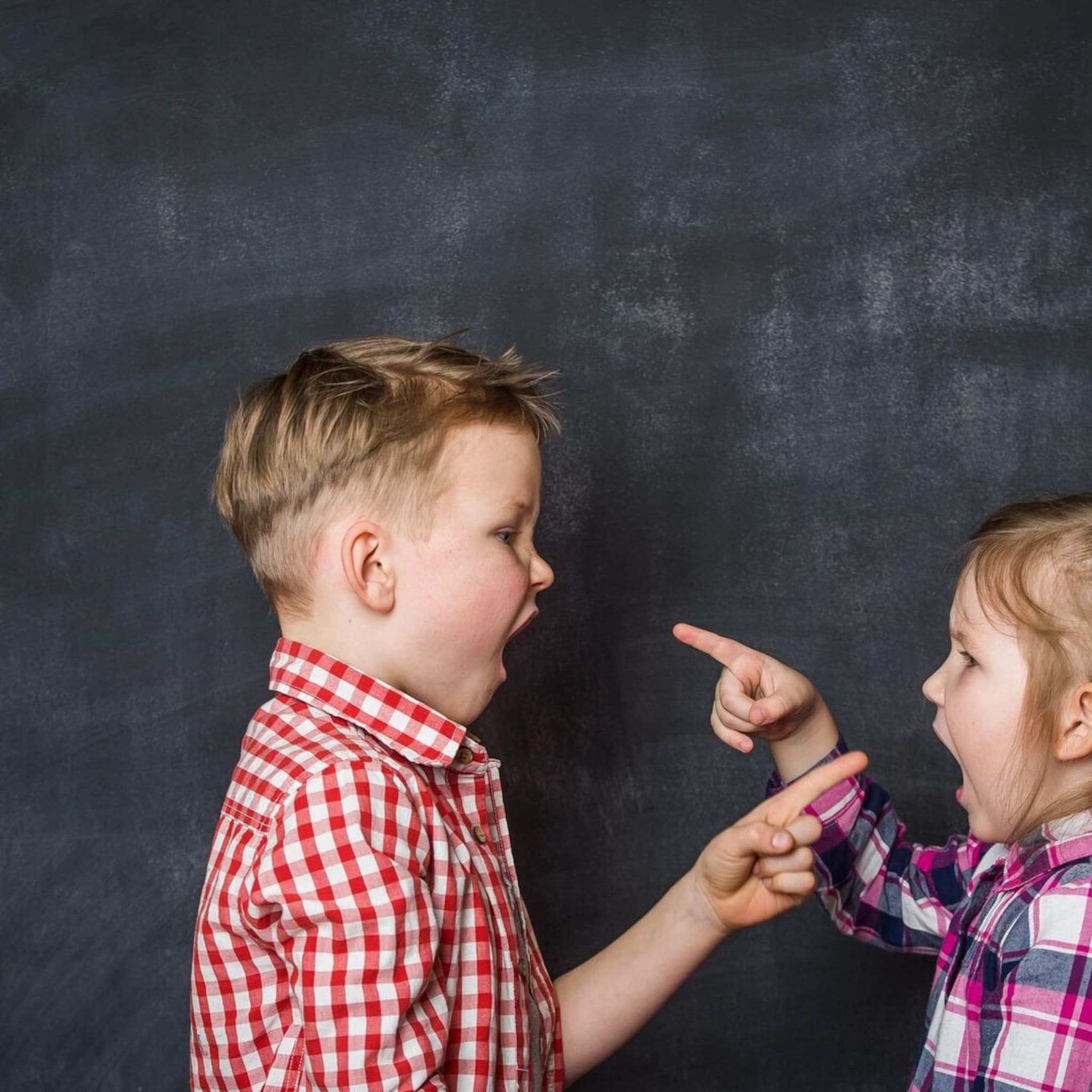 Cómo actuar ante las peleas de niños pequeños