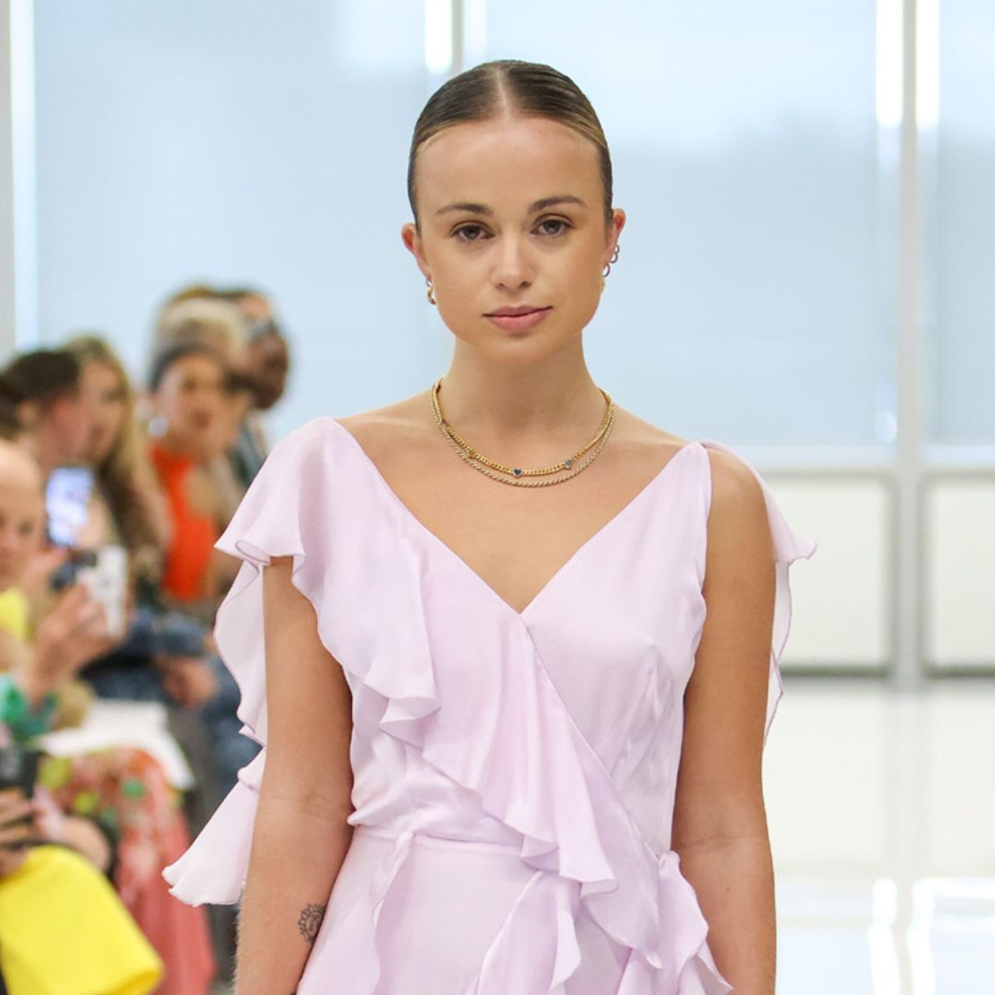 Del front row a la pasarela: Amelia Windsor arrasa en las capitales de ...