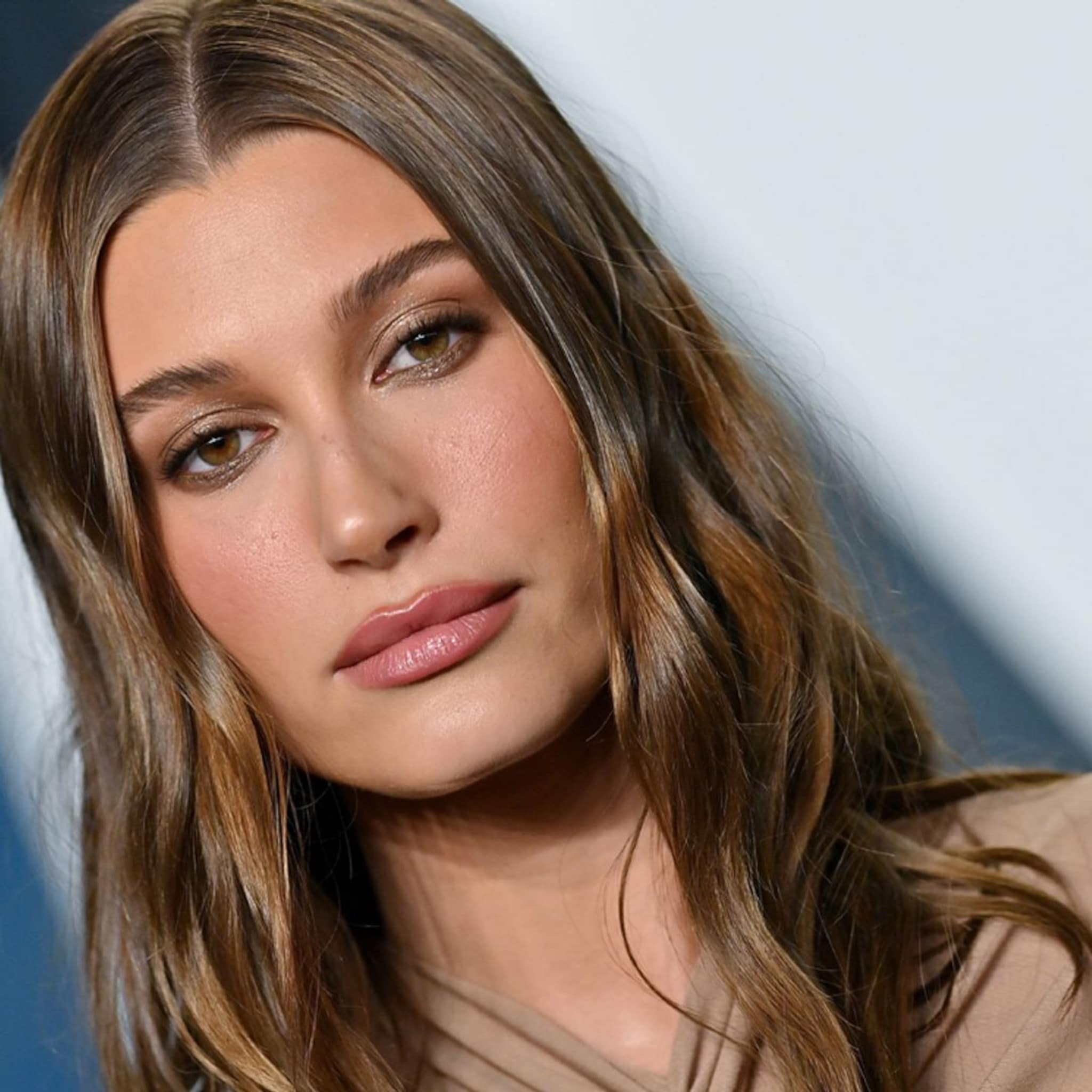 Hailey Bieber y el vestido de invitada 'Barbie' | ¡HOLA!