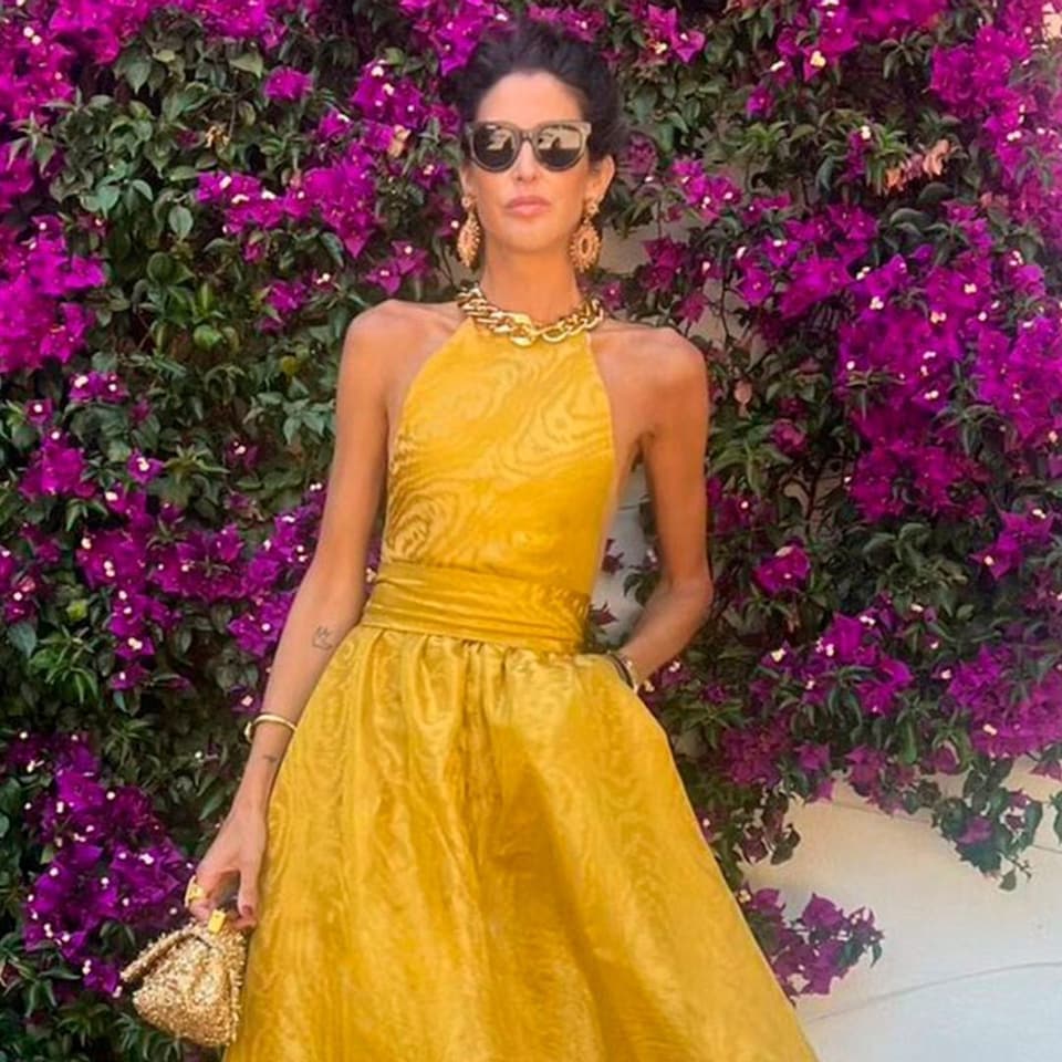 El deslumbrante look de invitada dorado de Inés Domecq en la boda de ...