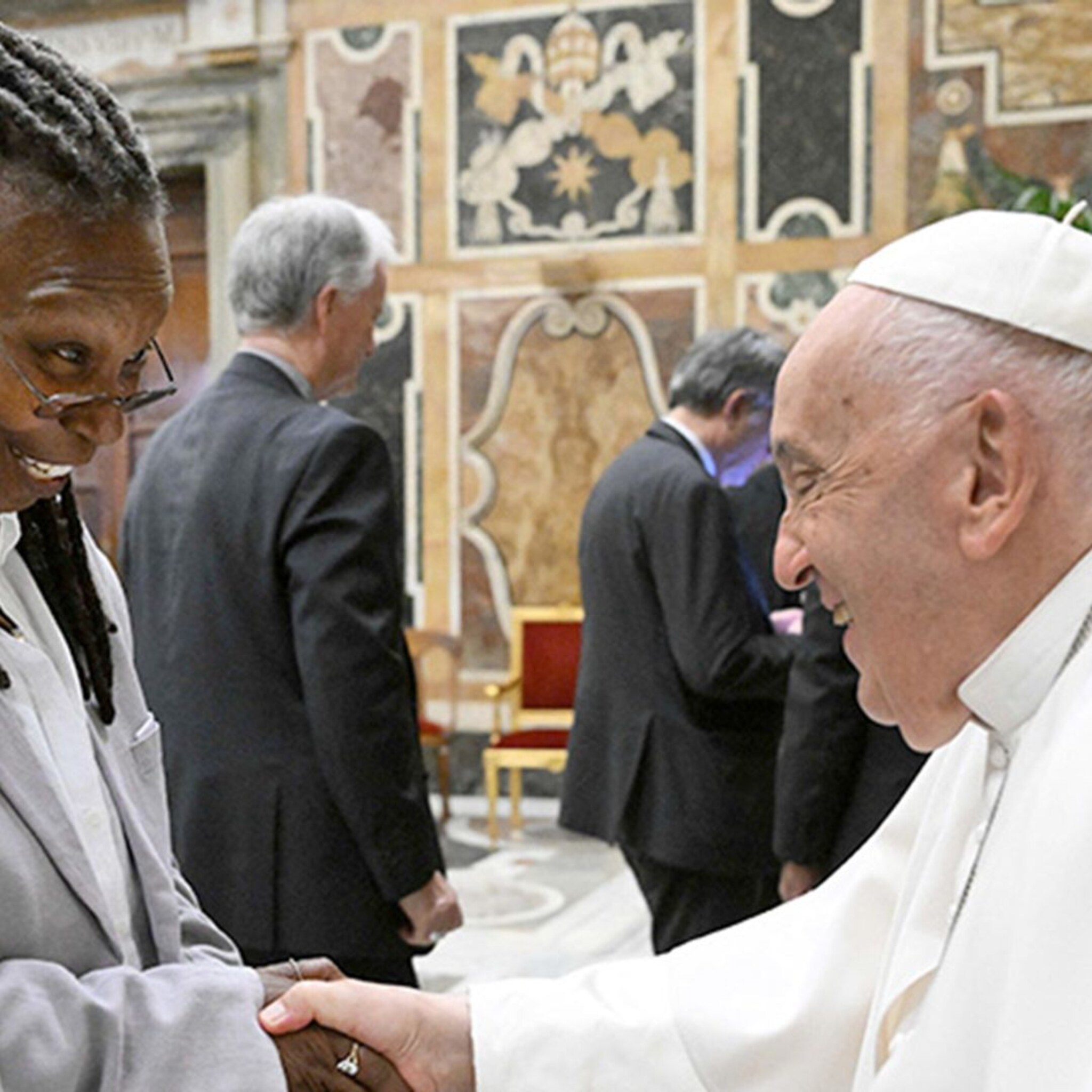De Whoopi Goldberg a Cristina Castaño: el Papa Francisco se reúne con más de cien cómicos de ...