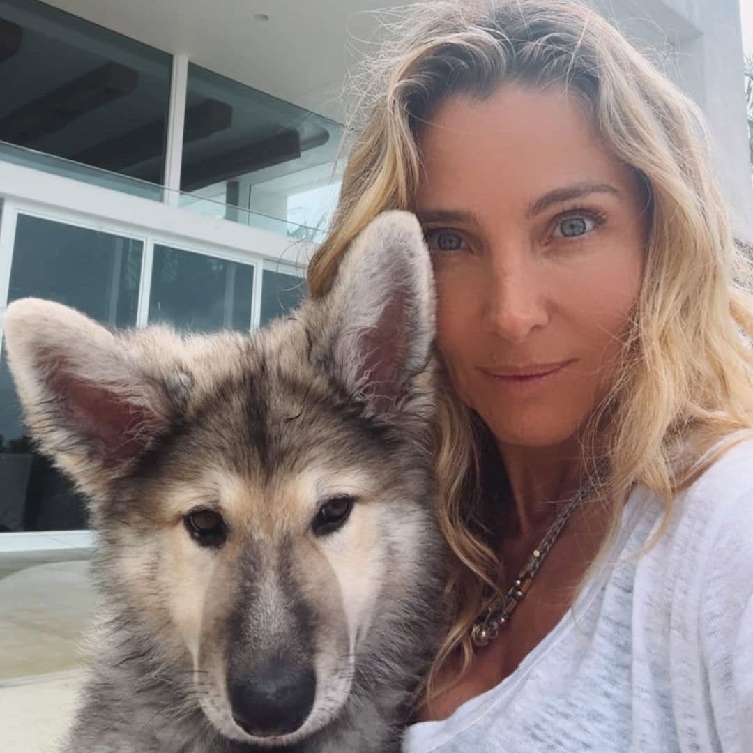 Elsa Pataky y su emocionante camino al cole con sus hijos en moto y por la playa