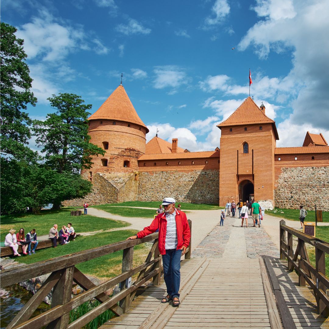 El castillo que parece flotar sobre un lago: la joya medieval de Europa ...