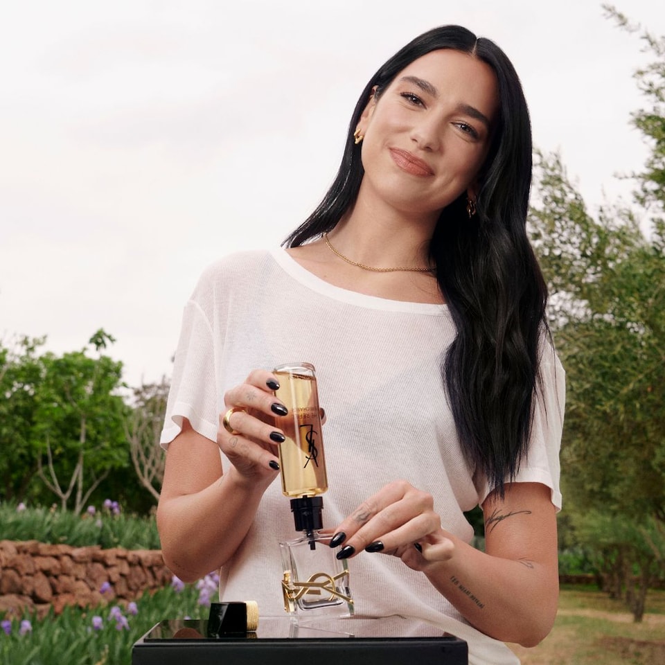 El perfume floral, sexy y recargable favorito de Dua Lipa