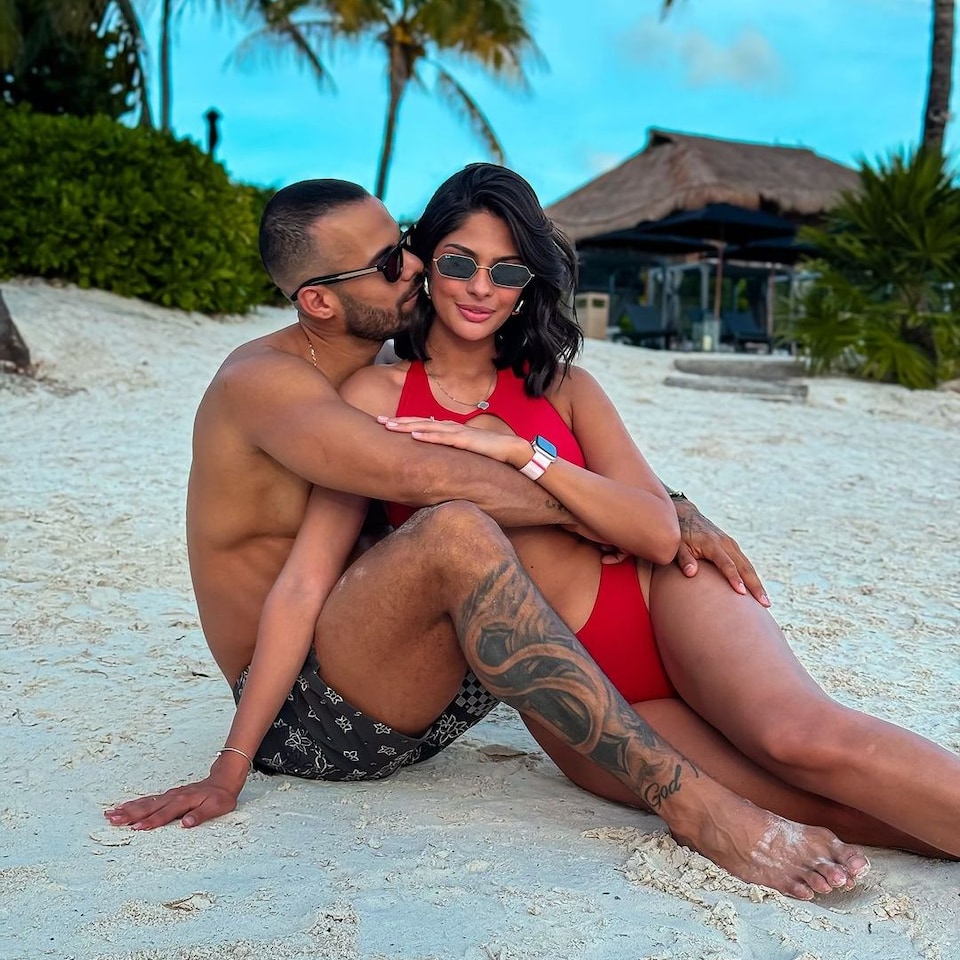 Sheynnis Palacios posa en bikini con su novio Carlos Gómez e intercambian el mensaje más ...