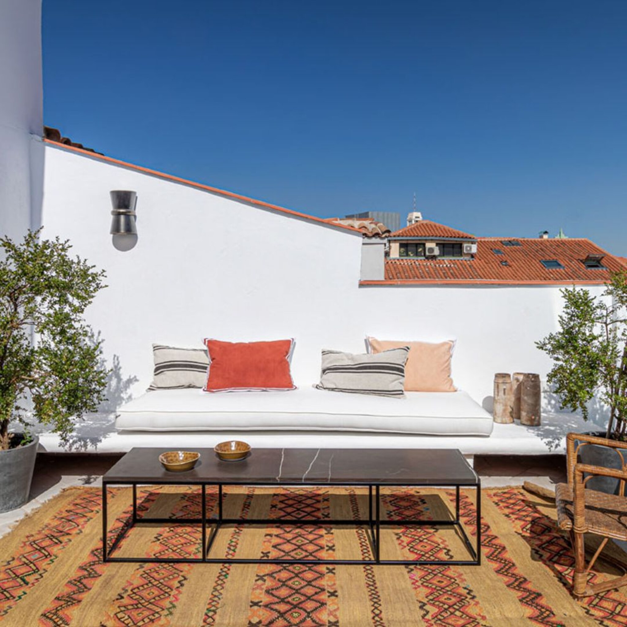 Un ático con una decoración de interiores de estilo moderno y atemporal