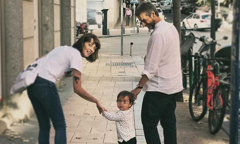 Vega comparte los primeros pasitos de su hija con una tierna foto familiar