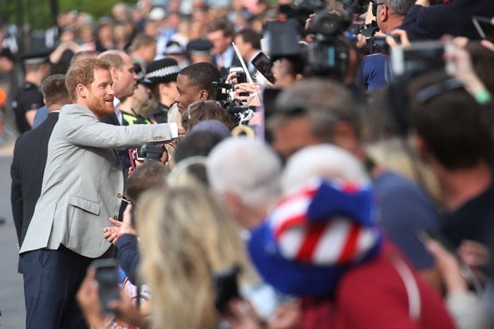 El príncipe Harry sale con su hermano a saludar a la multitud situada a las afueras de Windsor