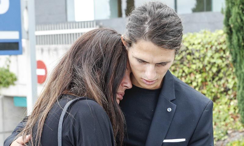 Sonia Monroy, muy afectada en el último adiós a su hermano