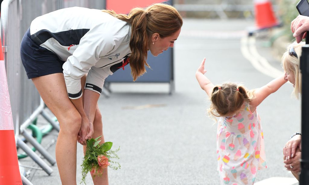 Kate Middleton recibe una divertida reverencia por parte de una niña el ...