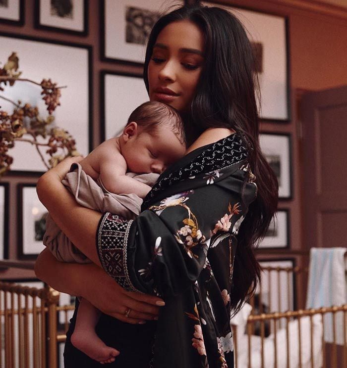Shay Mitchell presenta a su hija y revela el nombre que han elegido ...