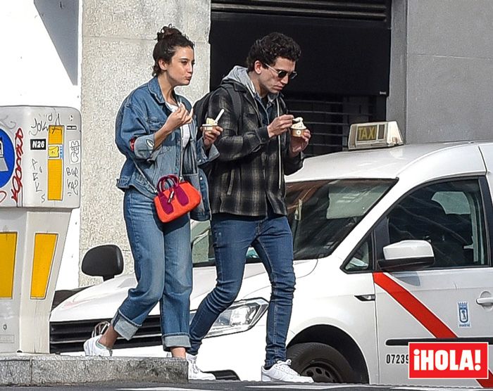 María Pedraza y Jaime Lorente, paseo romántico por Madrid