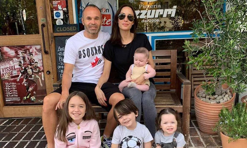 Andrés Iniesta comparte un adorable vídeo de su hijo jugando con su perro