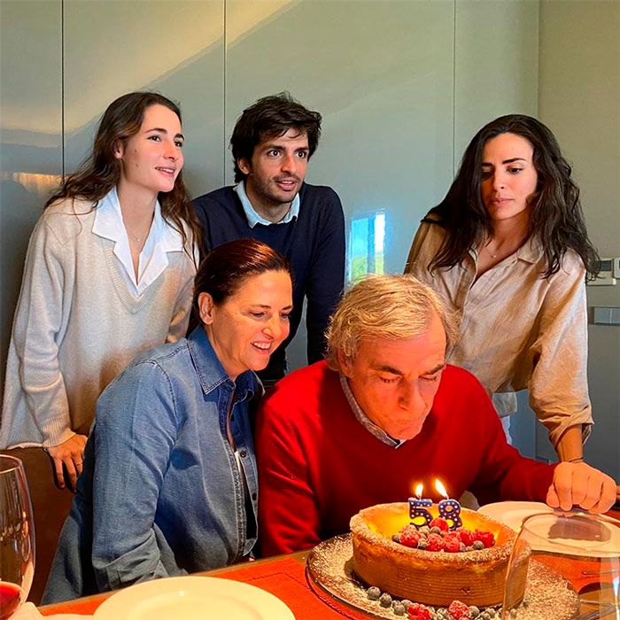 Carlos Sainz y su hijo: el divertido pique en directo