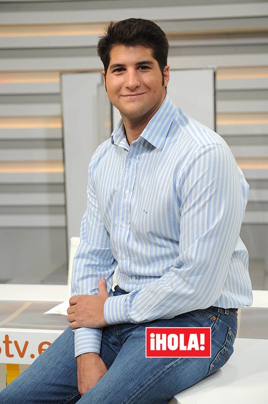 Julián Contreras Jr. tiende la mano a sus hermanos, Francisco y ...