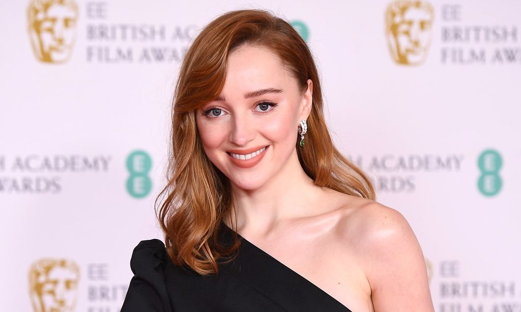 Phoebe Dynevor recibe una bonita felicitación de cumpleaños de su madre