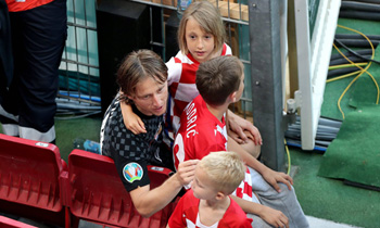 Luka Modric consuela a sus hijos tras la derrota de Croacia en la ...