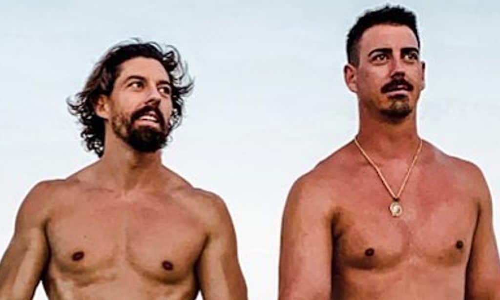 Adrián Lastra posa con su hermano en bañador