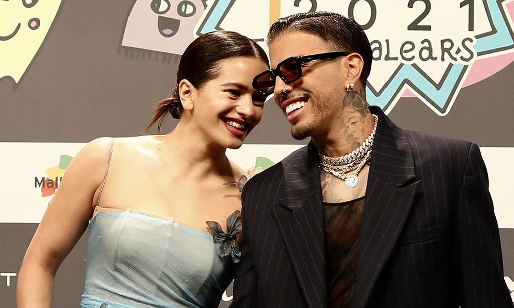 Rosalía y Rauw Alejandro se funden en un apasionado beso en plena gala ...