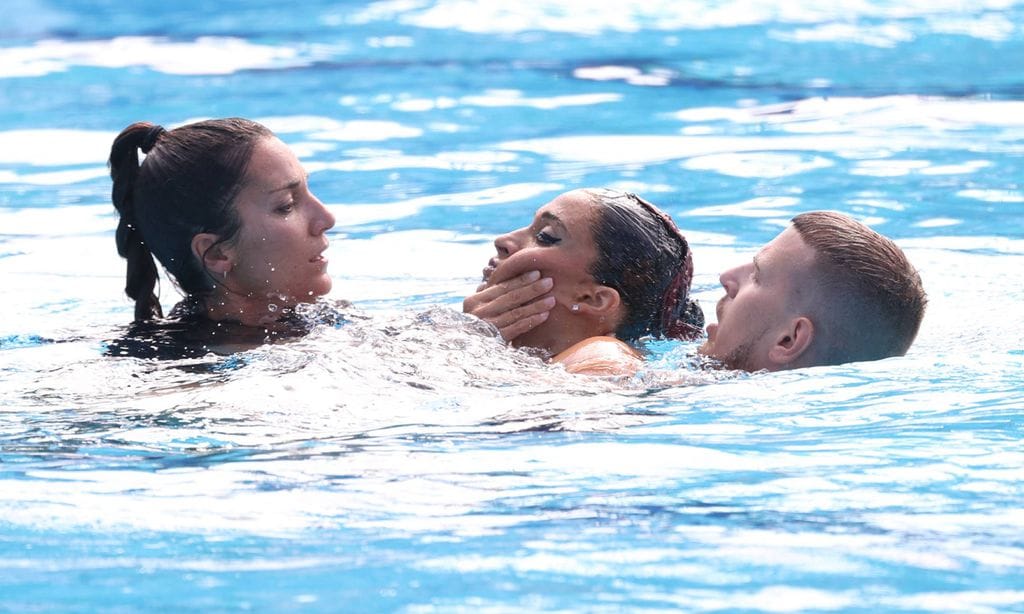 Andrea Fuentes, rescata a la nadadora Anita Álvarez tras desmayarse
