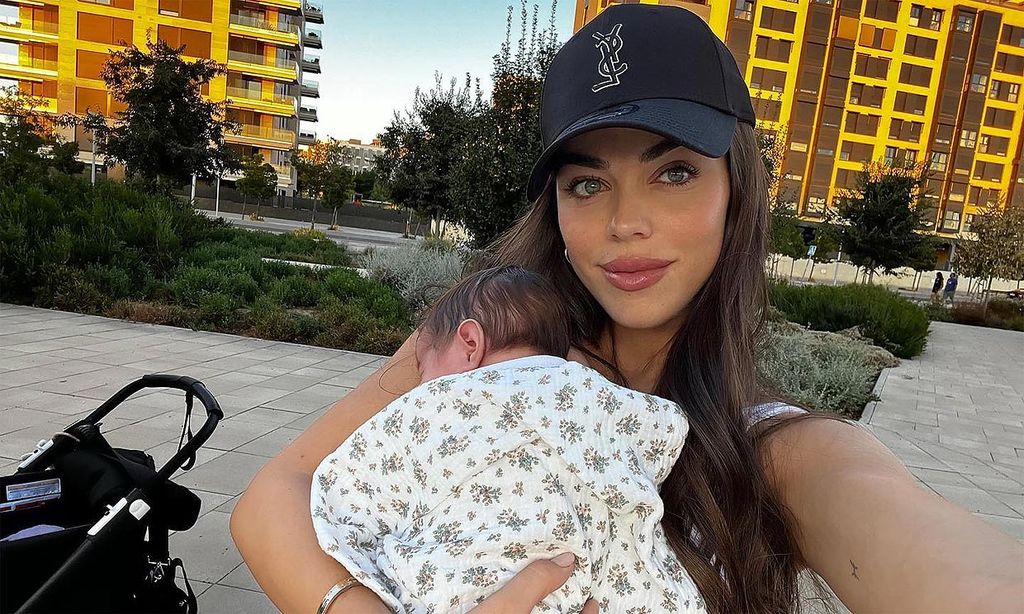 La curiosa foto de Violeta Mangriñán ejerciendo de mamá en el tren