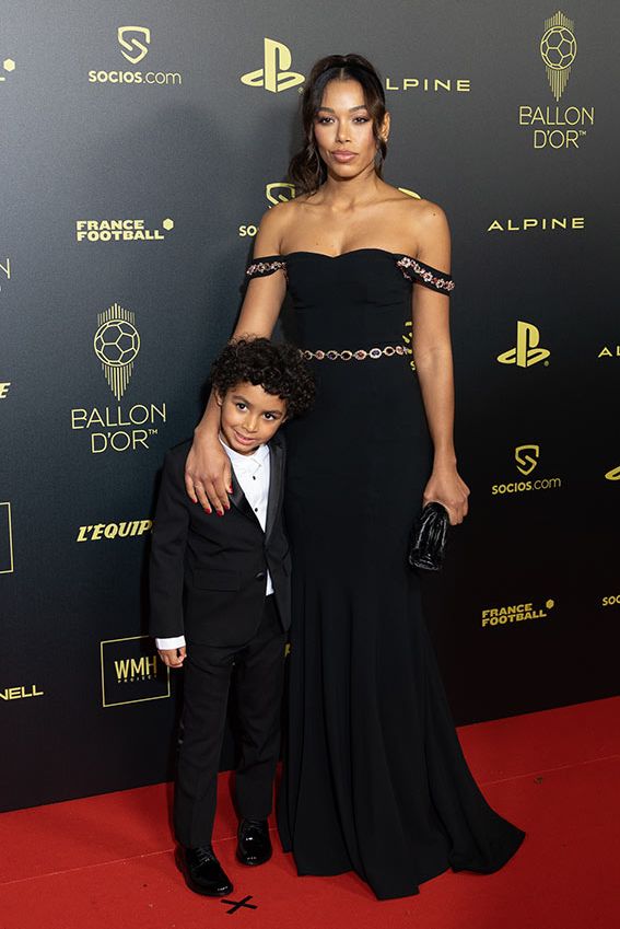 Benzema recibe el Balón de Oro arropado por su novia, su ex y su hijo ...