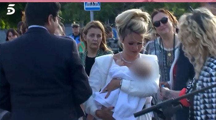 La madre de Anna y Olivia inaugura una escultura en honor a sus hijas con su bebé en brazos