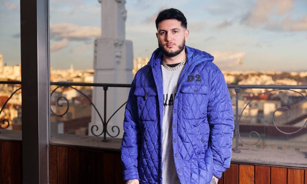 Omar Montes y su imagen más tierna viendo a la Selección junto a la ...