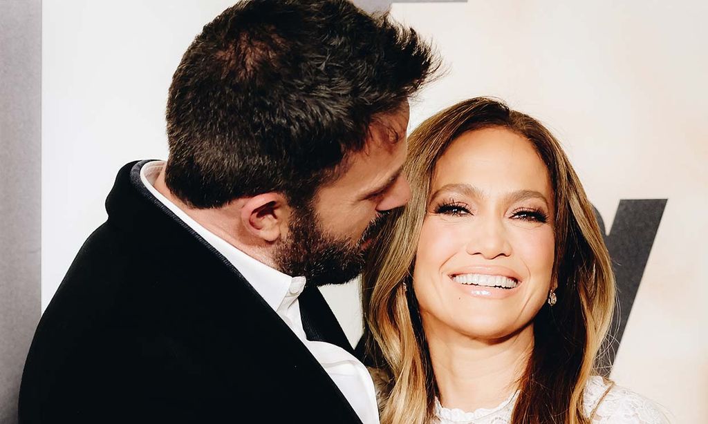 Jennifer Lopez revela la romántica inscripción de su anillo de compromiso