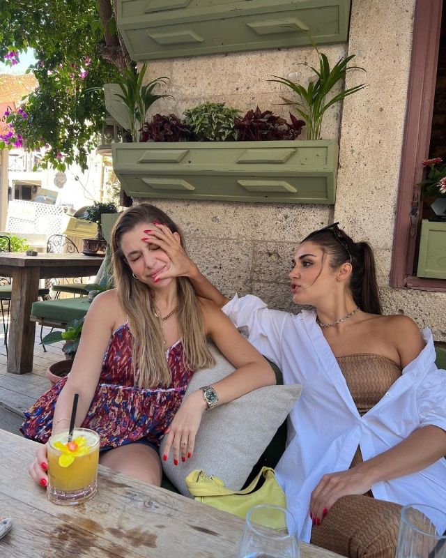 Hande y Gamze Erçel, muy unidas en un complicado momento familiar