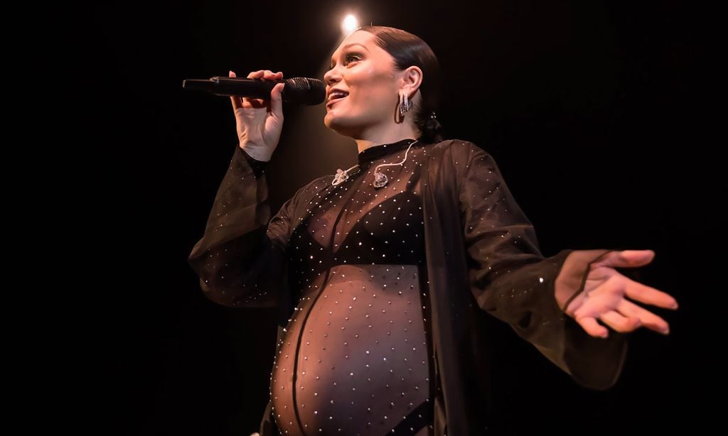 Jessie J, embarazadísima en un concierto