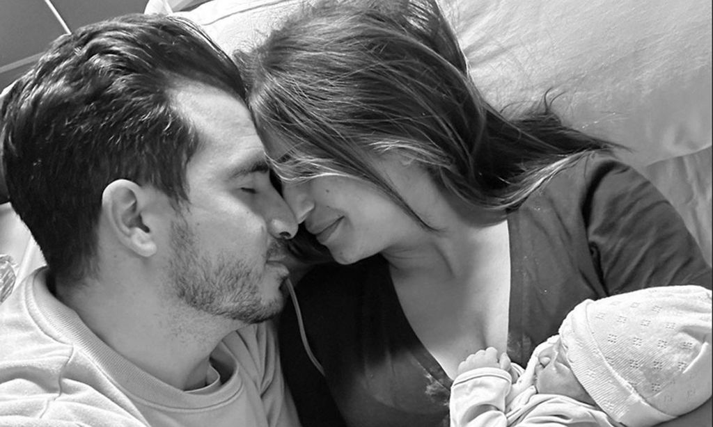Javier Castillo y Verónica Díaz muestran la carita de su bebé