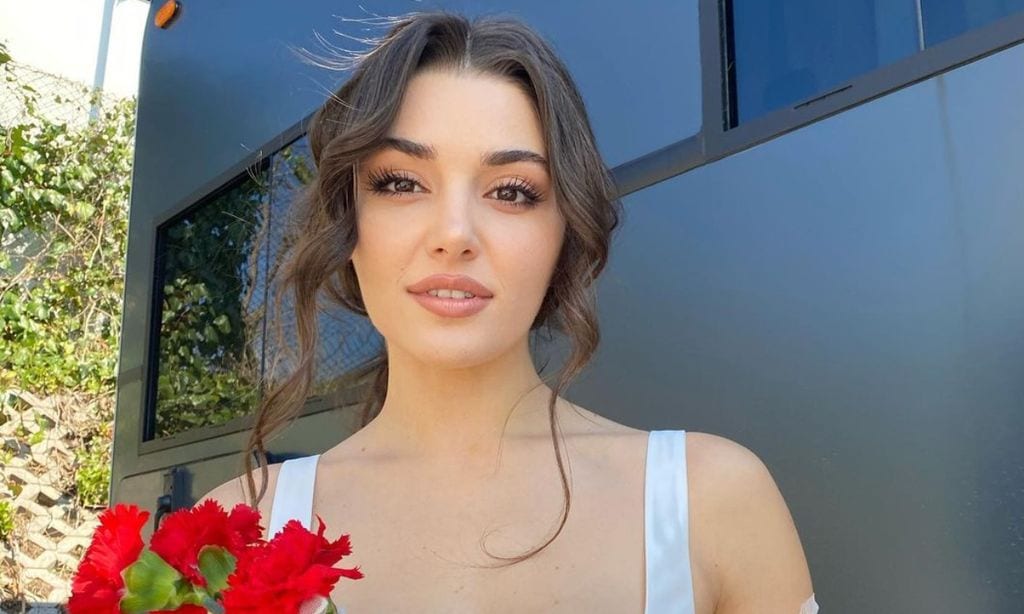 Hande Erçel, de 'Love is in the air', de nuevo enamorada