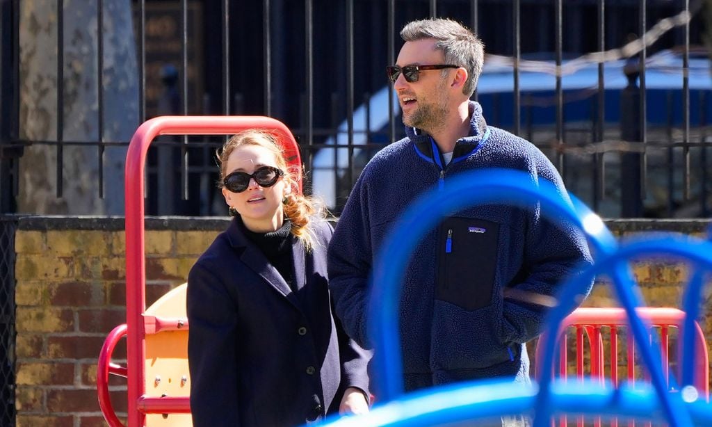 Jennifer Lawrence disfruta de un tarde en el parque con su marido y su hijo