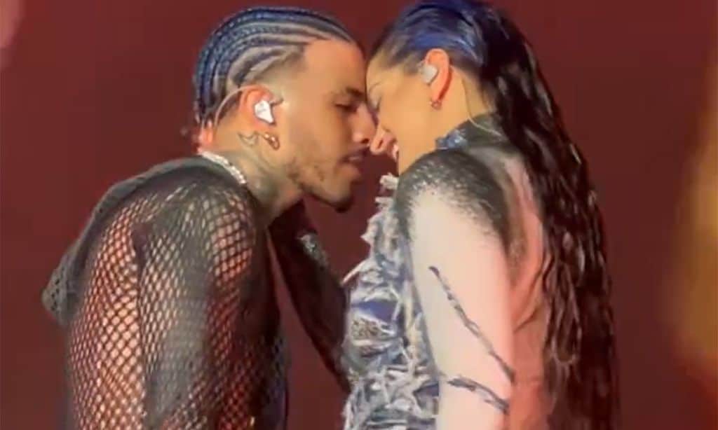 Rosalía y Rauw Alejandro se comen a besos en su primera actuación juntos