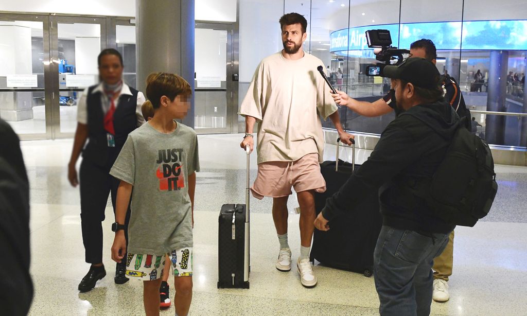 Piqué llega a Miami con sus hijos tras su desacuerdo con Shakira