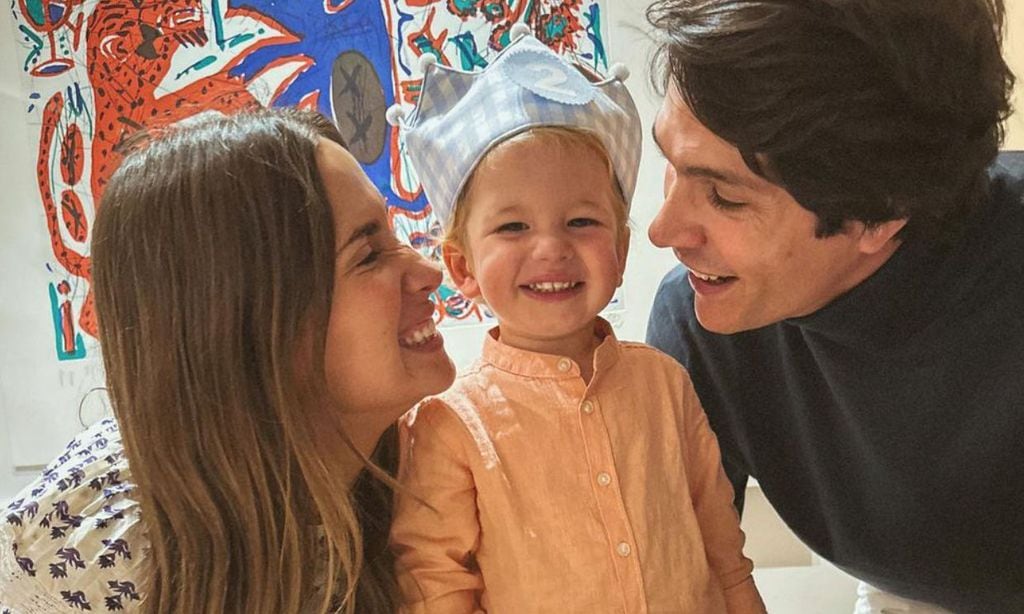 Martín, hijo de María Pombo, cuida a su hermanita Vega