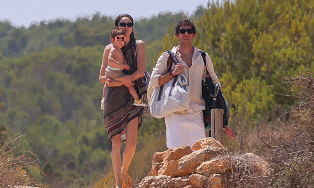 Quim Gutiérrez junto a su pareja, Paula Willems, y su hijo en la playa