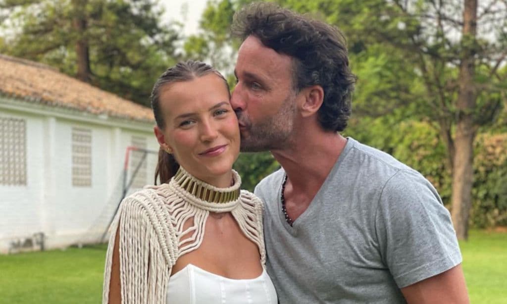 Álvaro Muñoz Escassi presume orgulloso de la última obra de su hija, Anna Barrachina