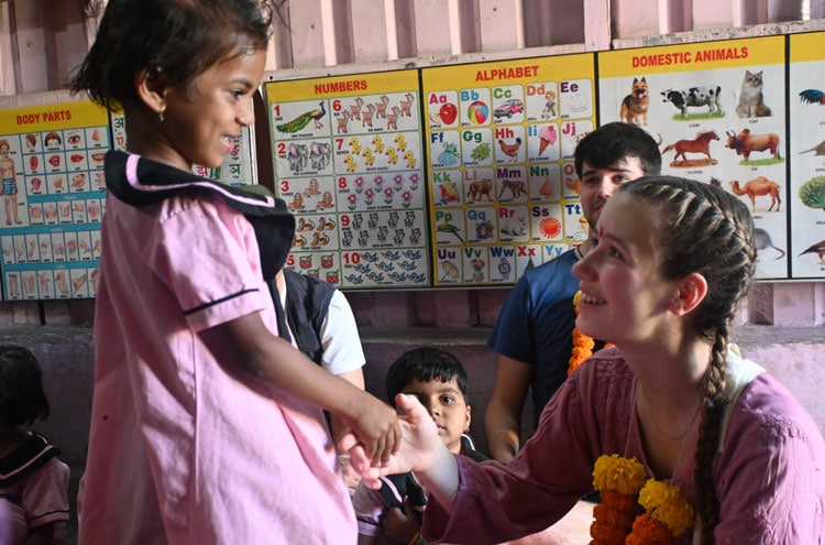 Sonrisas de Bombay presenta el documental 'Una sonrisa en la mochila ...