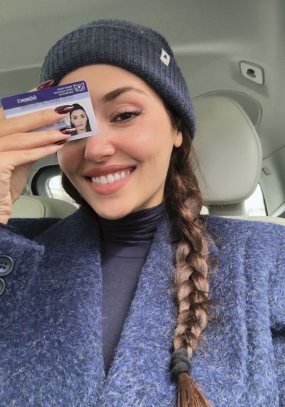 El 'dulce' talento oculto de Hande Erçel ('Love is in the air') que no ...