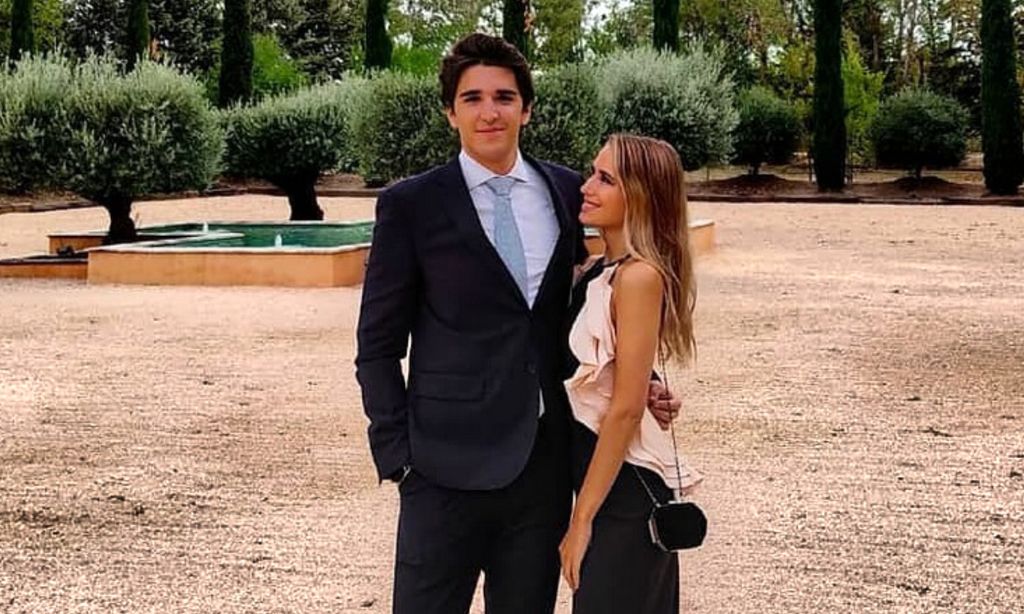 Javier García Obregón y Eugenia Gil celebran su pedida de mano rodeados ...