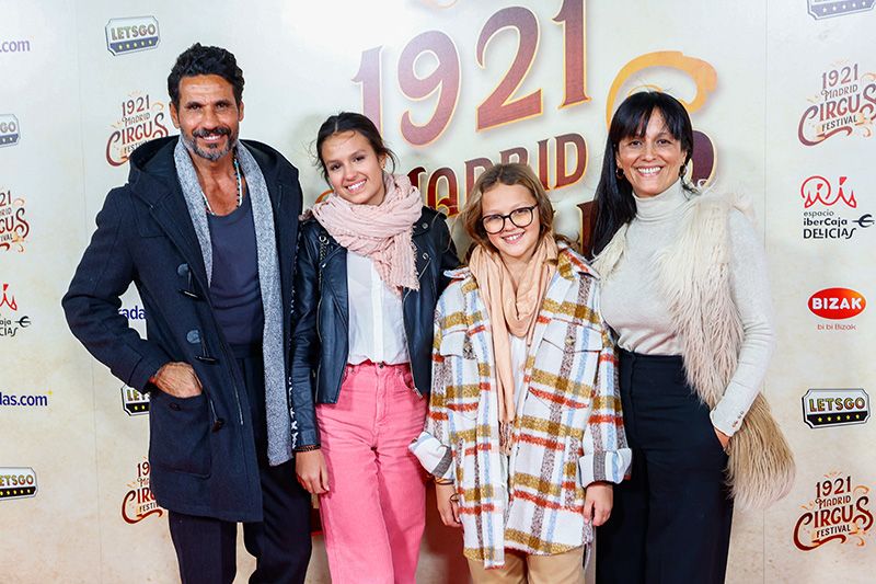 Óscar Higares posa orgulloso con sus dos hijas mayores, India y Martina ...