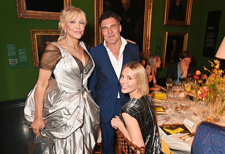 El último plan londinense de Olympia de Grecia con amigos y Courtney ...