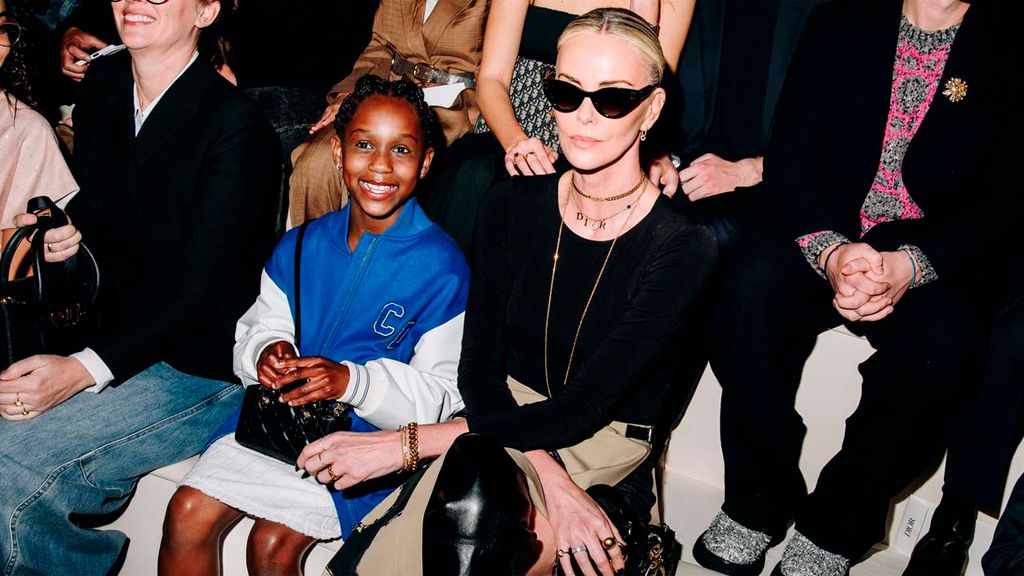 Charlize Theron y su hija August, de 8 años, dos turistas en Nueva York