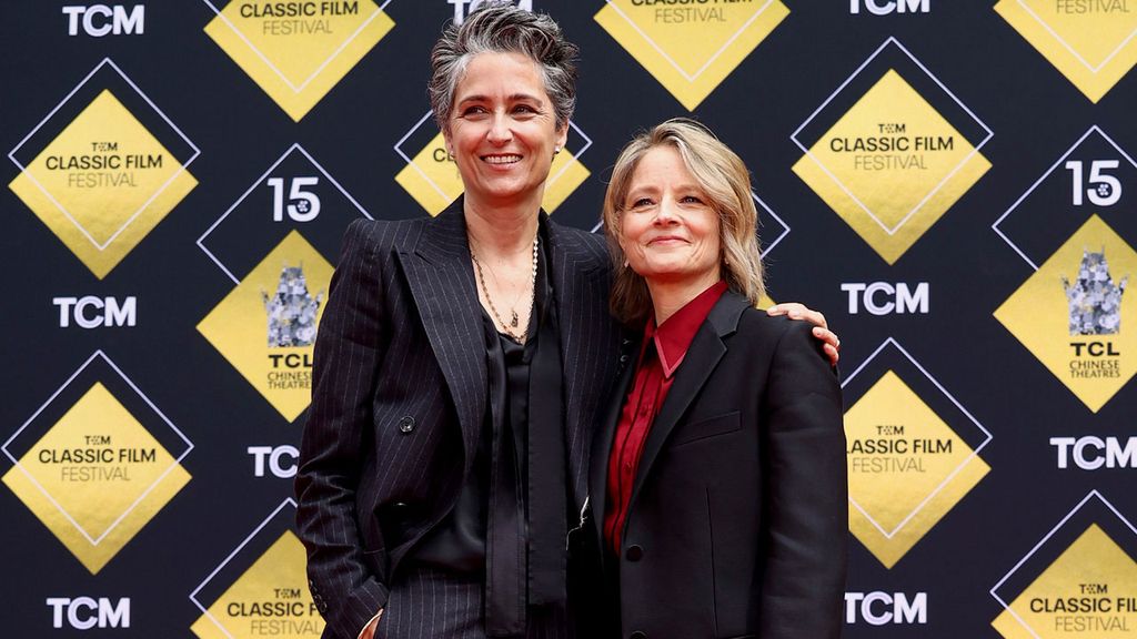 Jodie Foster celebra su décimo aniversario con su mujer dejando su ...